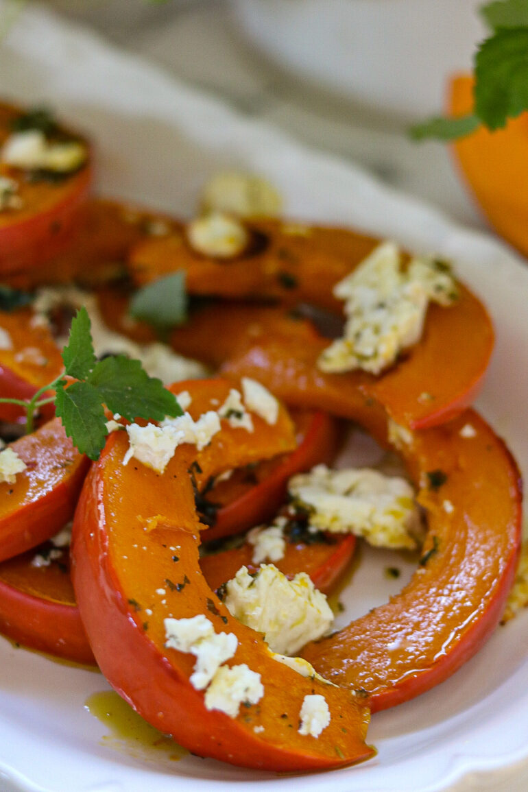 Schneller Ofenkürbis mit Feta - einfaches Rezept